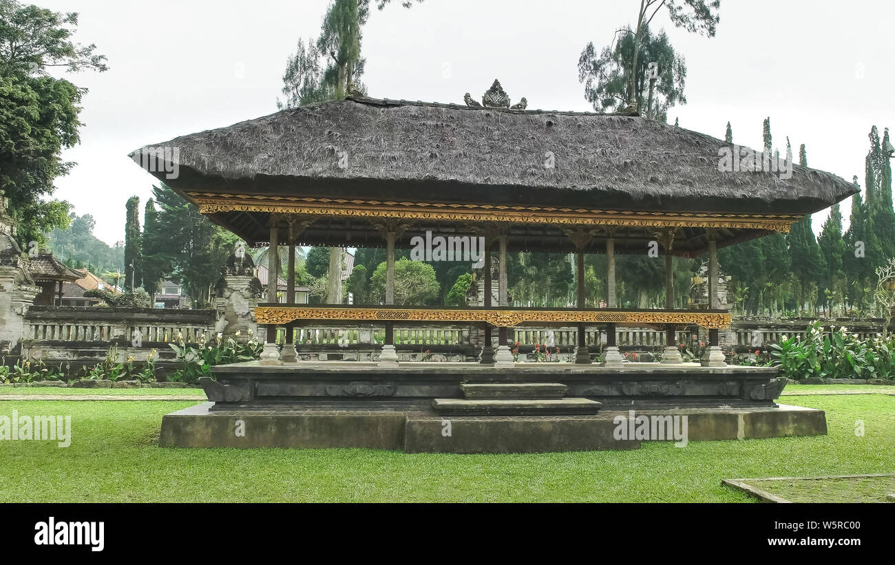 pavilion at ulun danu bratan temple, bali Stock Photo - Alamy