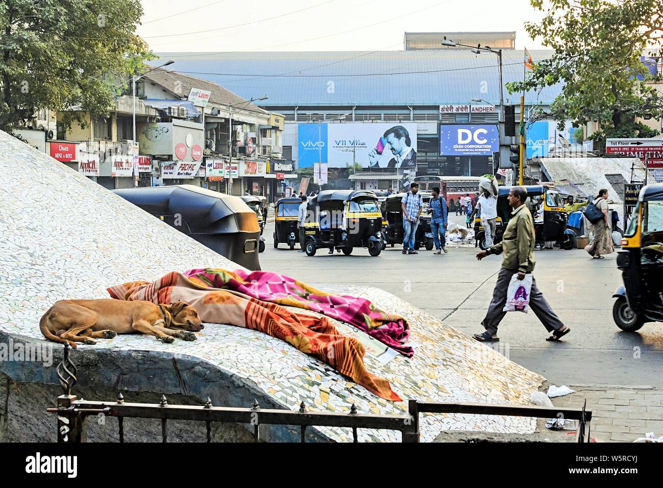 Andheri station hi-res stock photography and images - Alamy