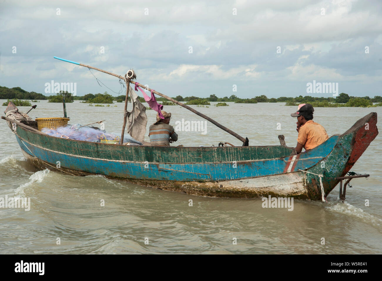 Cambodia: fishing boat on the Tonle Sap Lake Stock Photo - Alamy