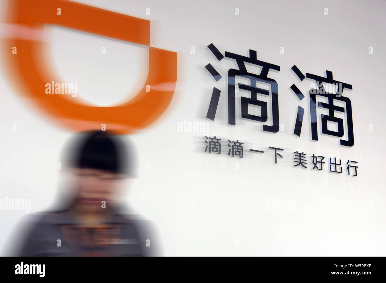 --FILE--A Chinese worker is seen at a branch of Chinese ride-hailing ...