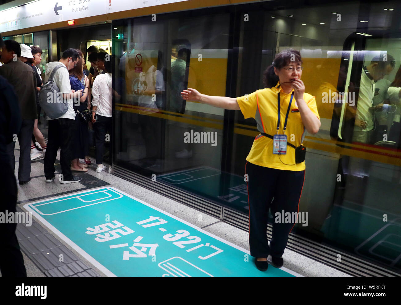 6 train subway logo hi-res stock photography and images - Alamy