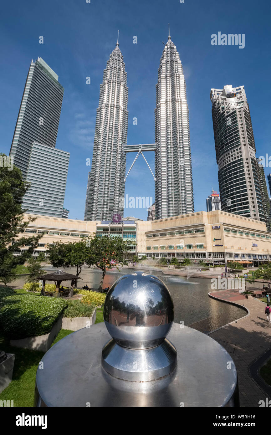 Malaysia, Kuala Lumpur: the Petronas Towers, by architect Cesar Pelli ...