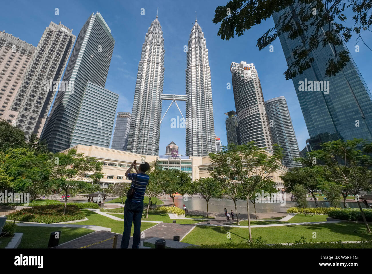 Malaysia, Kuala Lumpur: the Petronas Towers, by architect Cesar Pelli ...