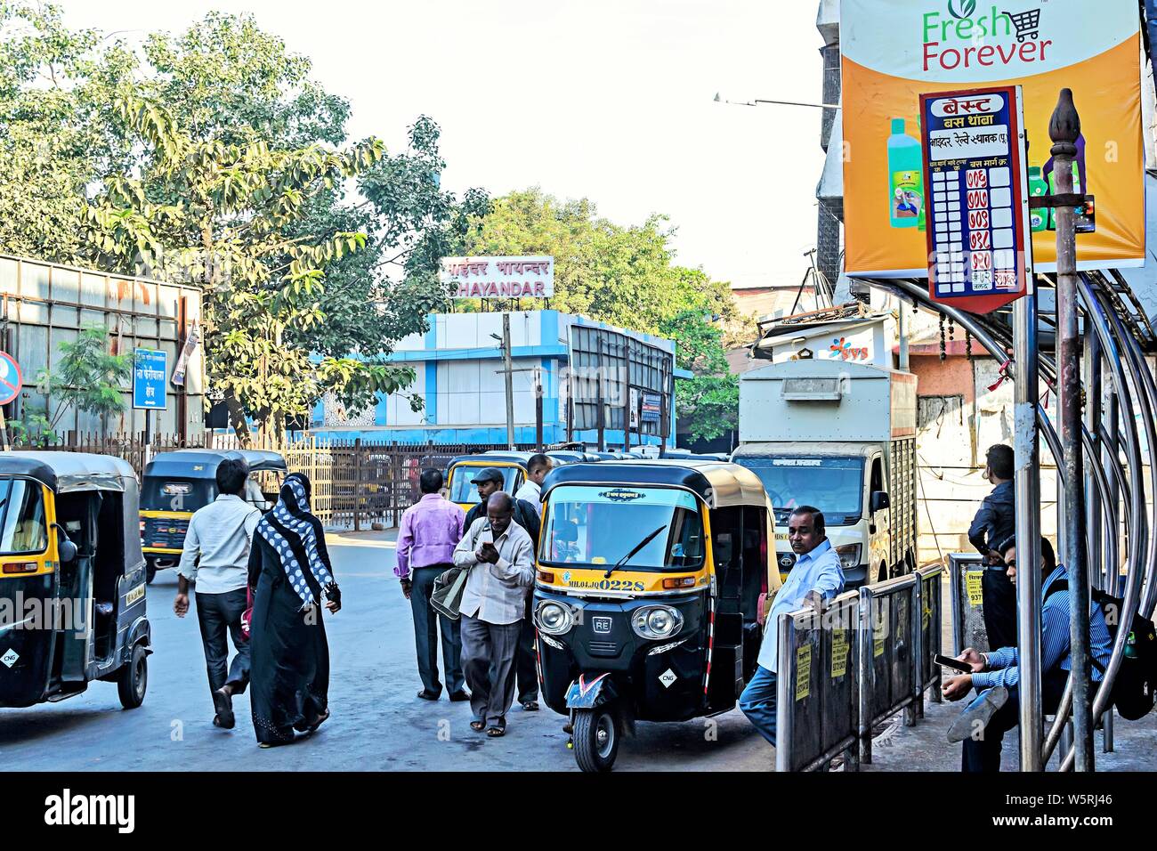 Bus stop bombay maharashtra india hi-res stock photography and images ...