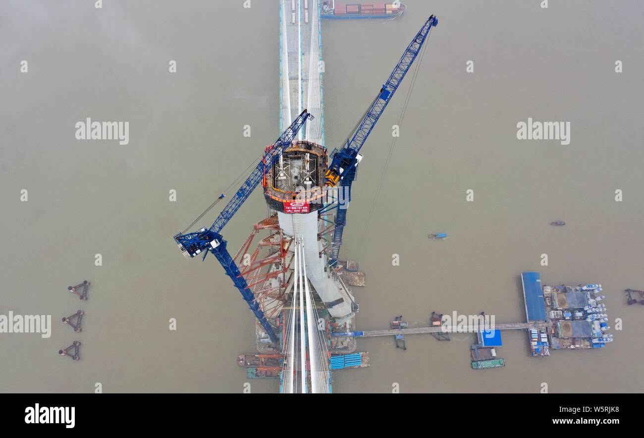 The world's longest cable-stayed bridge, the Hutong (Shanghai-Nantong ...