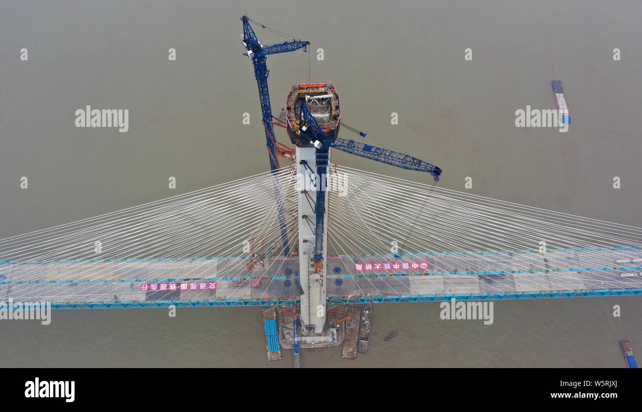 The world's longest cable-stayed bridge, the Hutong (Shanghai-Nantong ...