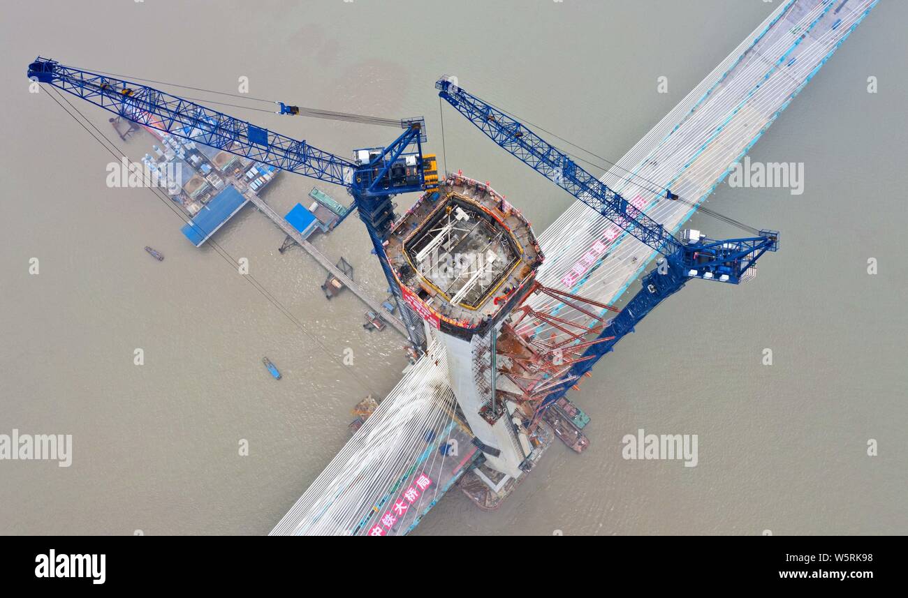 The world's longest cable-stayed bridge, the Hutong (Shanghai-Nantong ...