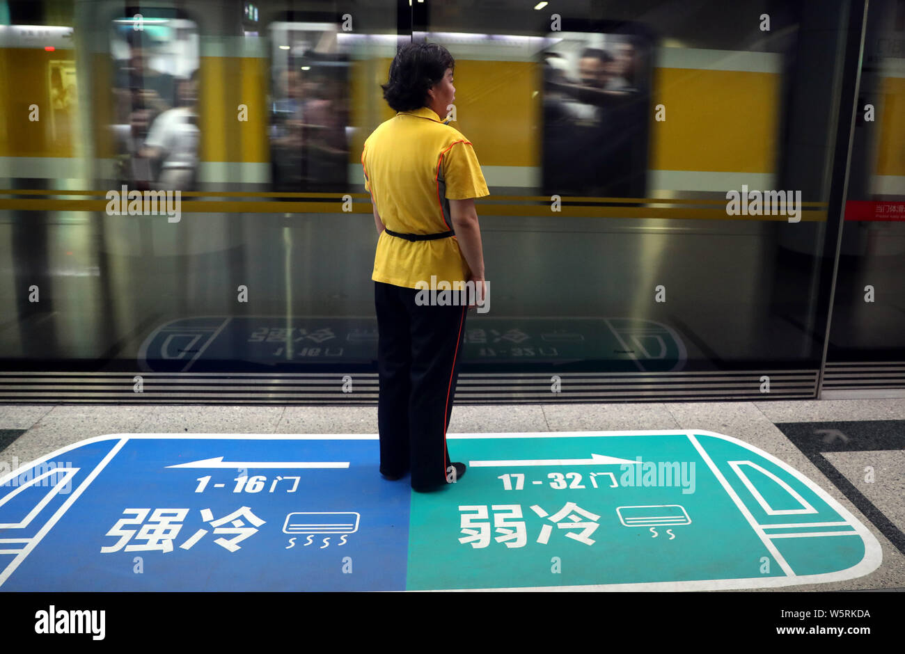 6 train subway logo hi-res stock photography and images - Alamy