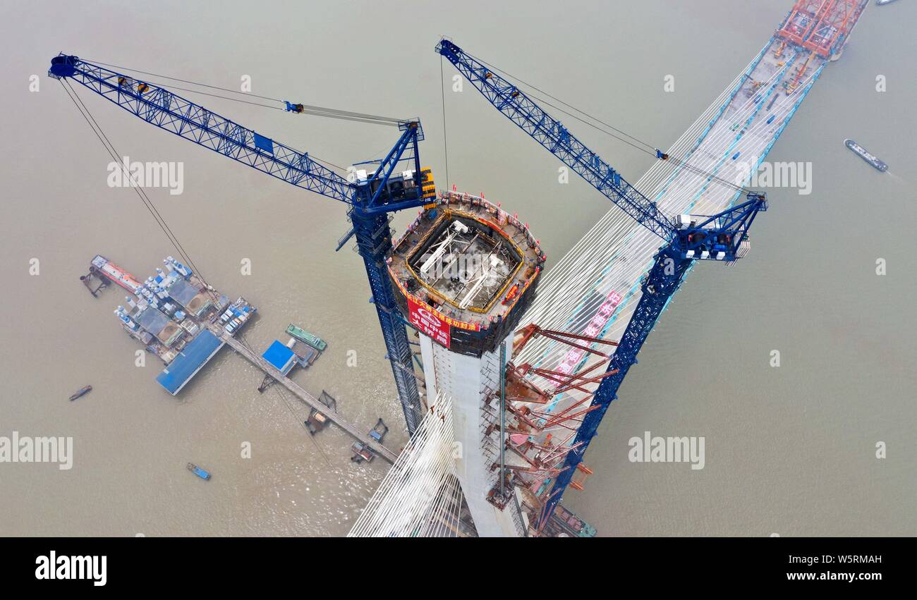 The world's longest cable-stayed bridge, the Hutong (Shanghai-Nantong ...