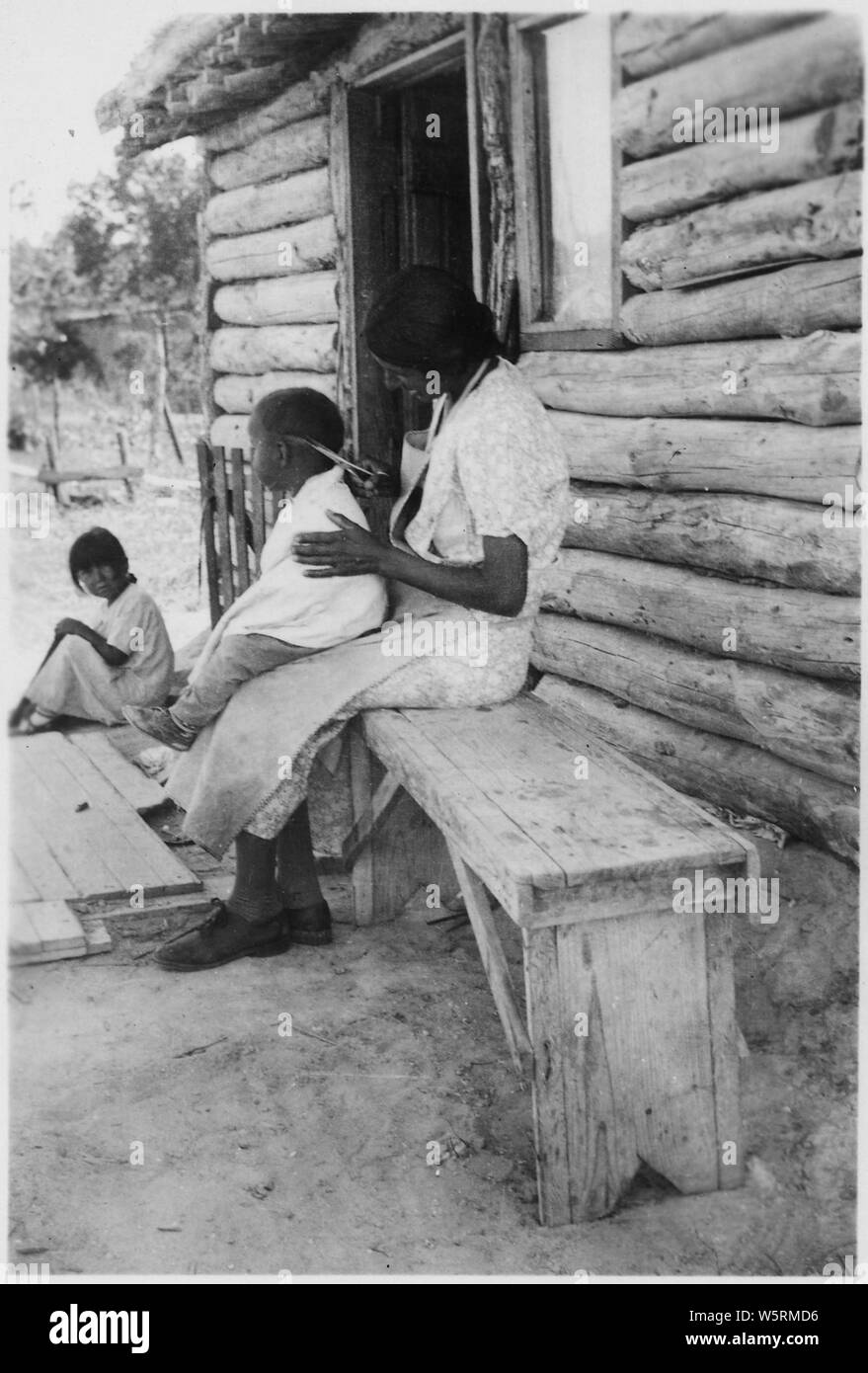 Mrs. Dorothy Yellow Cloud cutting her child's hair Stock Photo - Alamy