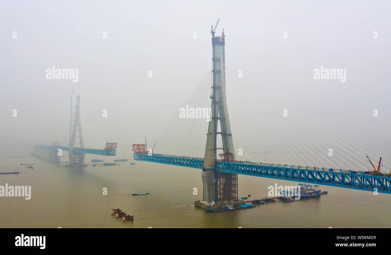 The world's longest cable-stayed bridge, the Hutong (Shanghai-Nantong ...