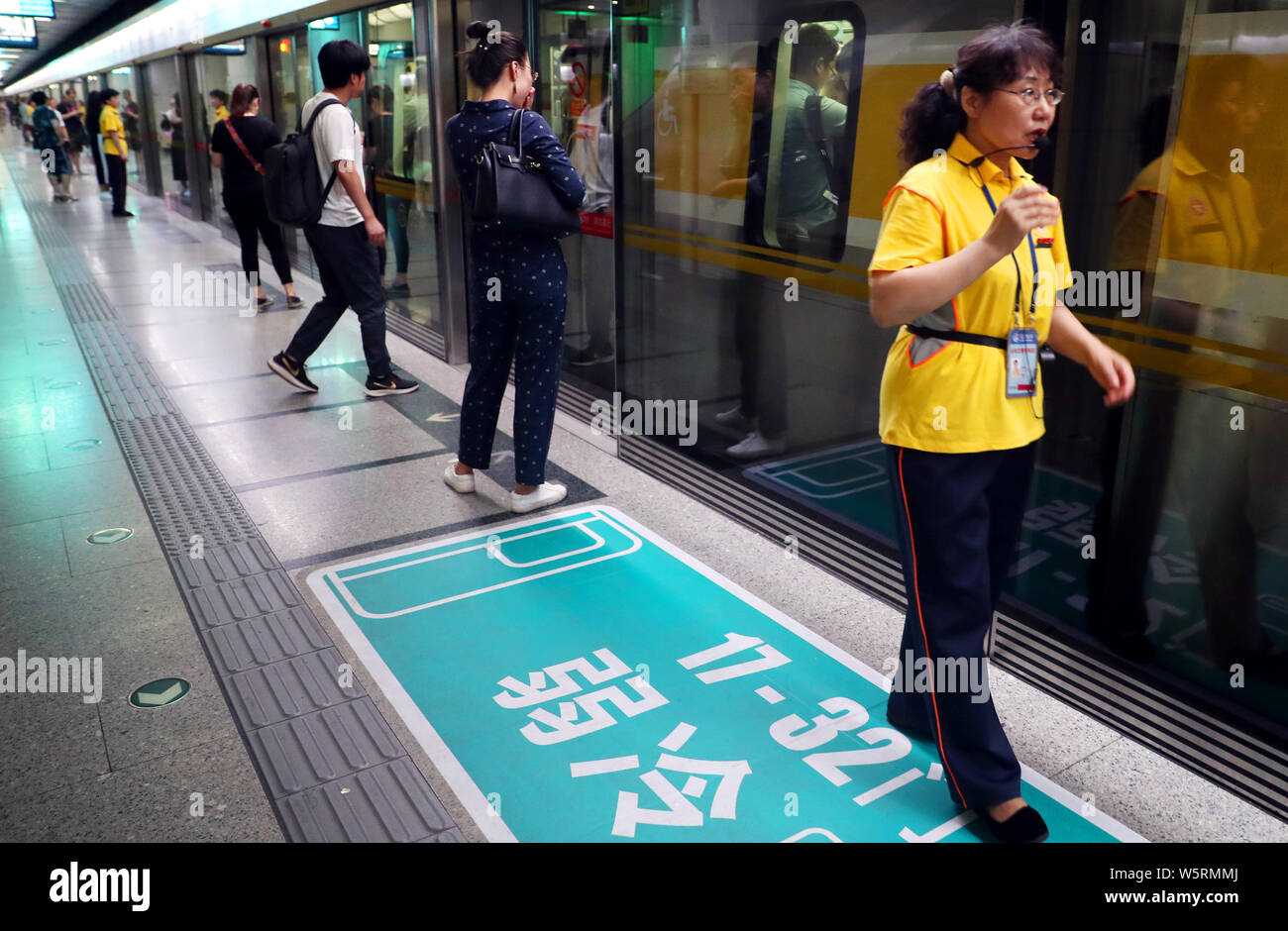 6 train subway logo hi-res stock photography and images - Alamy
