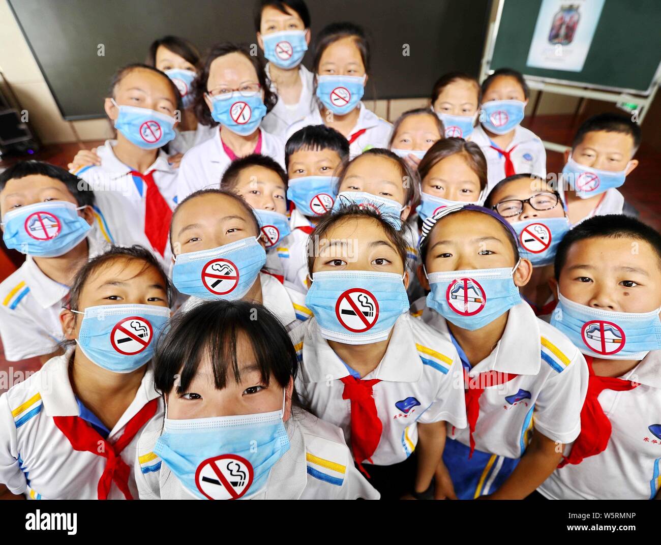 Chinese primary school students wearing face masks with No-Smoking ...