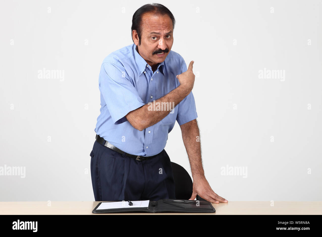 Pointing backward hi-res stock photography and images - Alamy