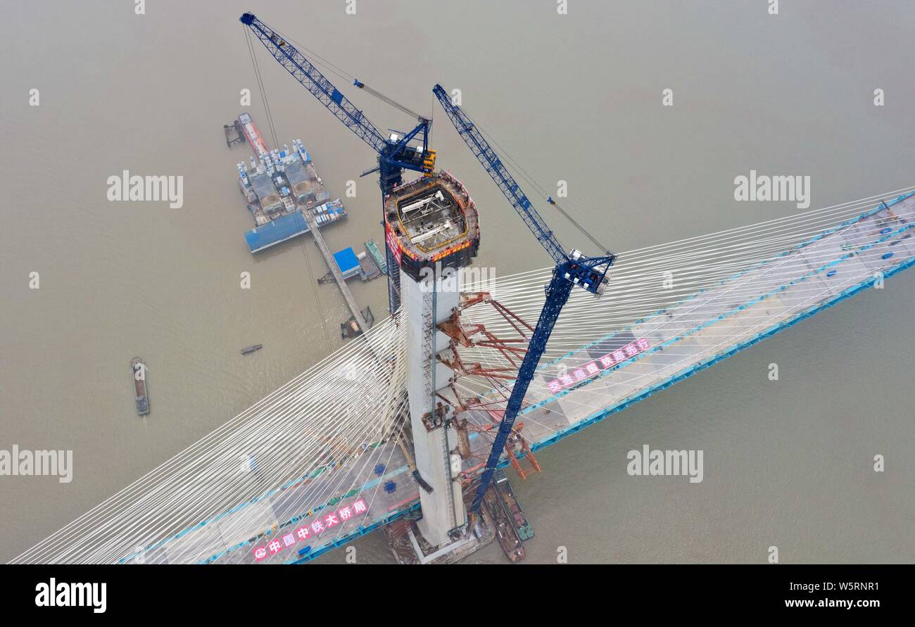 The world's longest cable-stayed bridge, the Hutong (Shanghai-Nantong ...