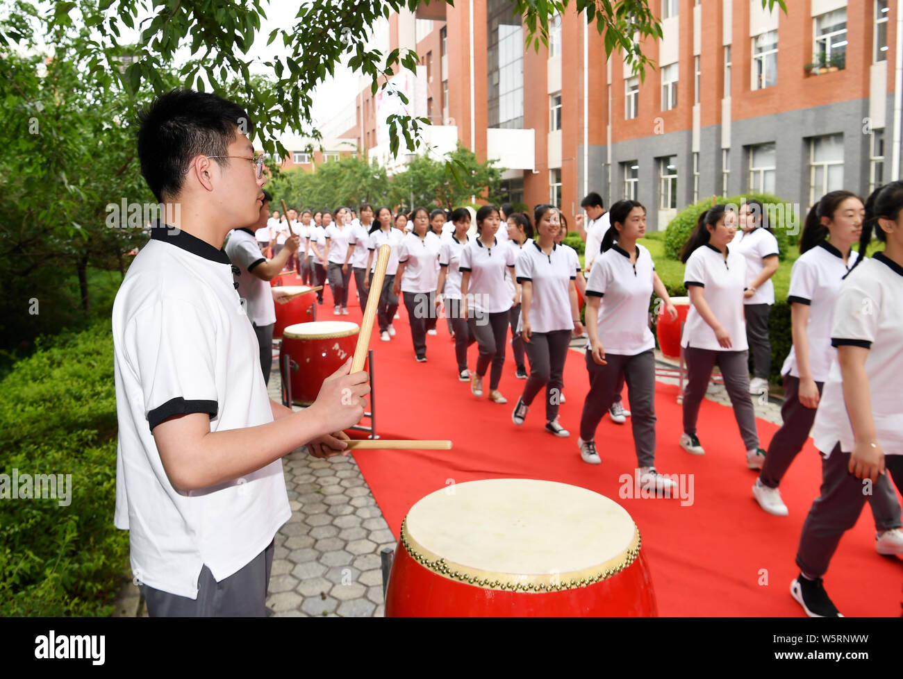 Chinese students attend a worship ceremony for Confucius to pray for ...