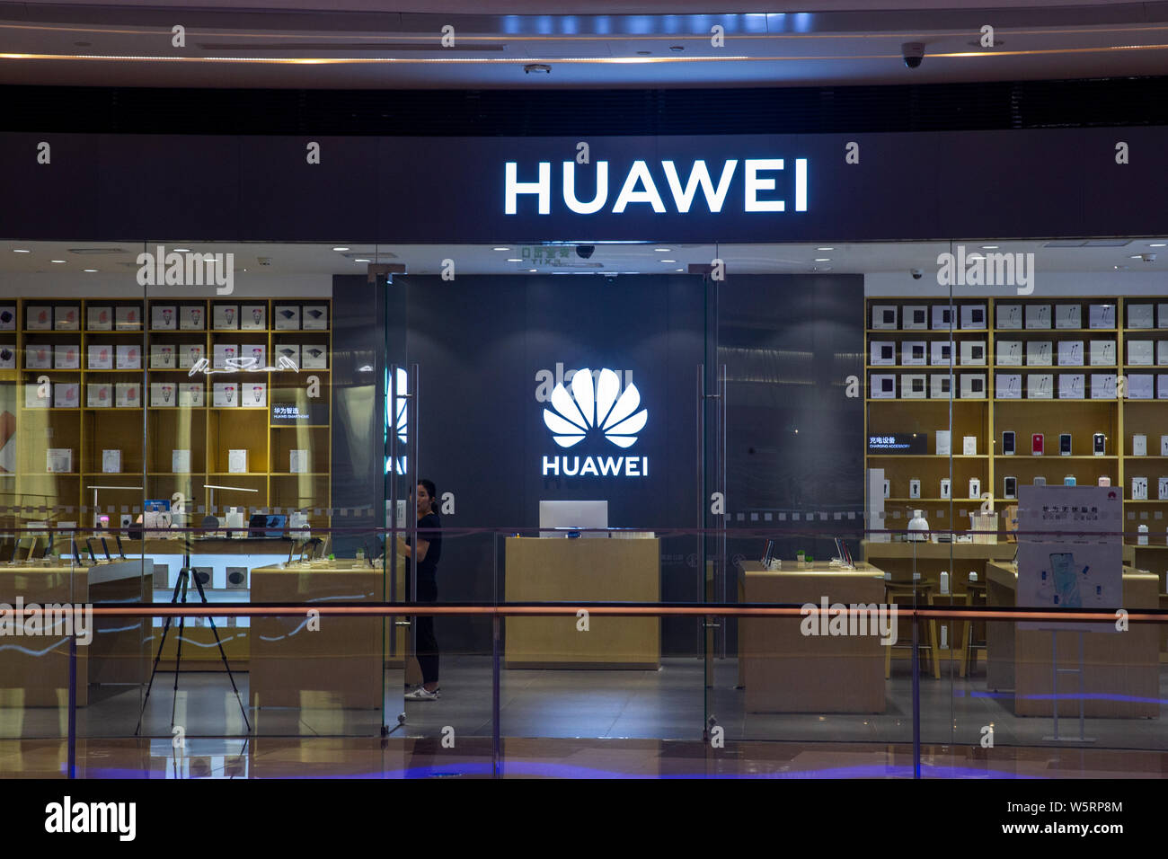 --FILE--View of a store of Huawei at a shopping mall in Shanghai, China ...