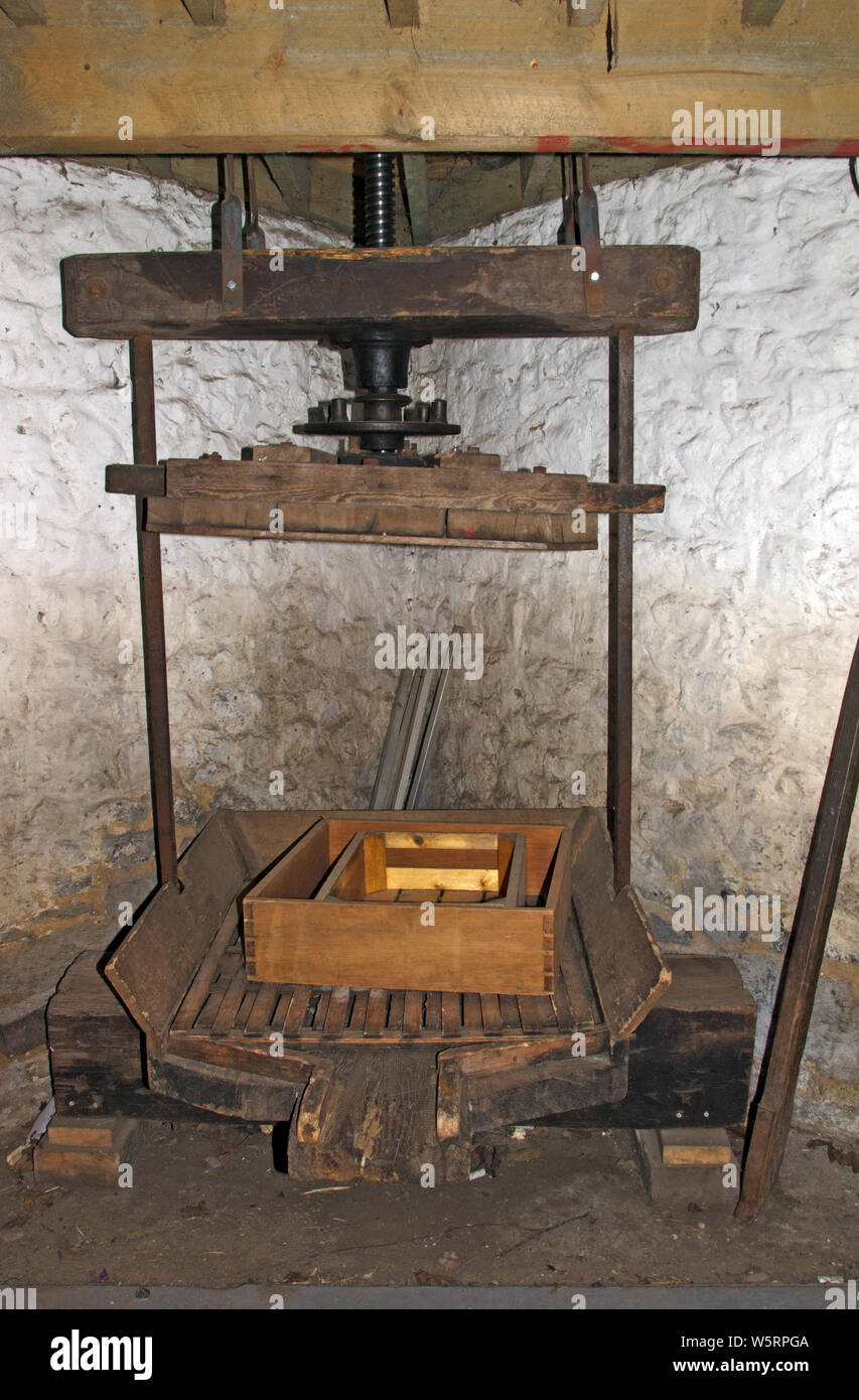 Vintage hop press hi-res stock photography and images - Alamy