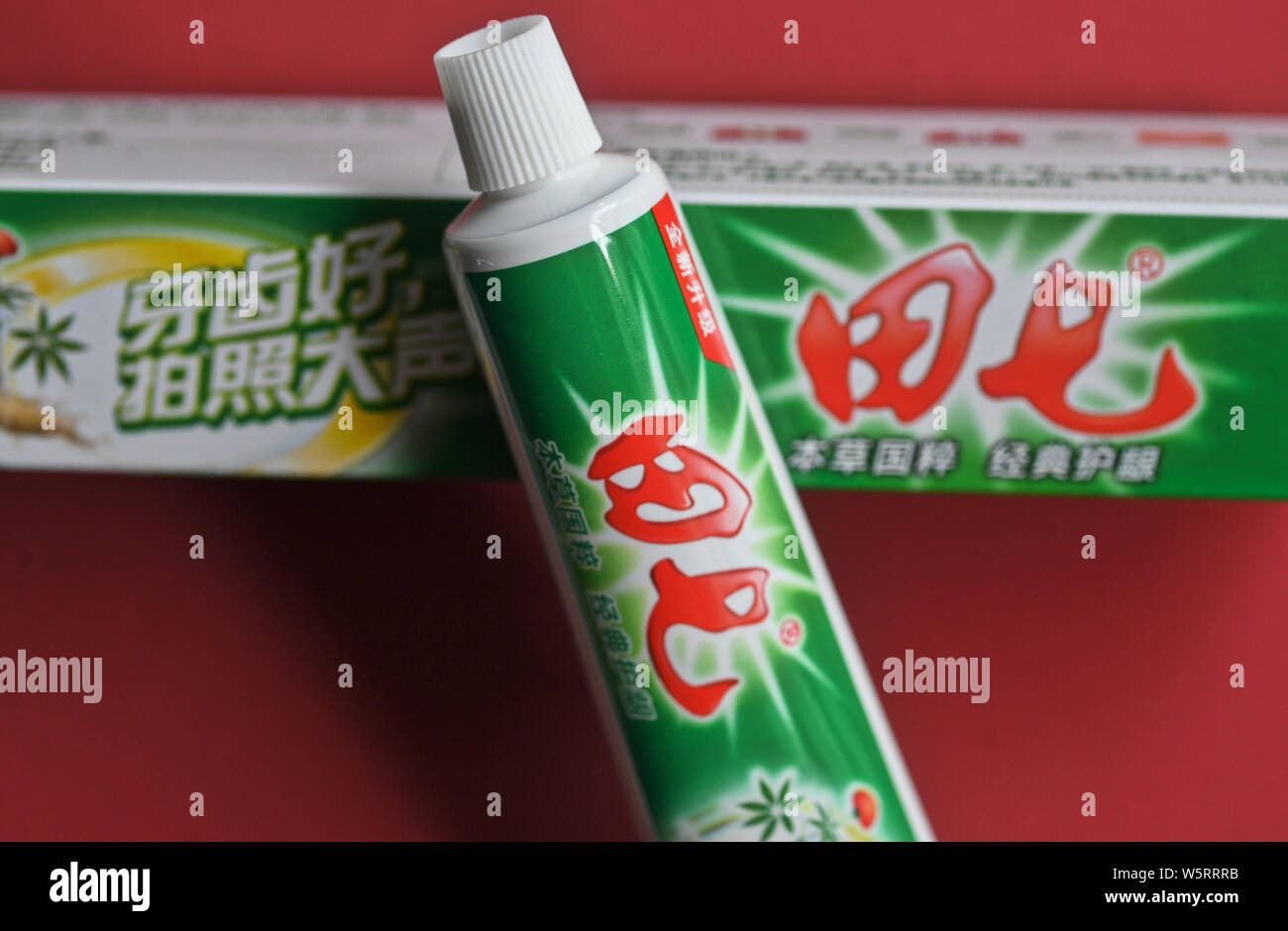 Toothpastes Stock Photos & Toothpastes Stock Images - Alamy