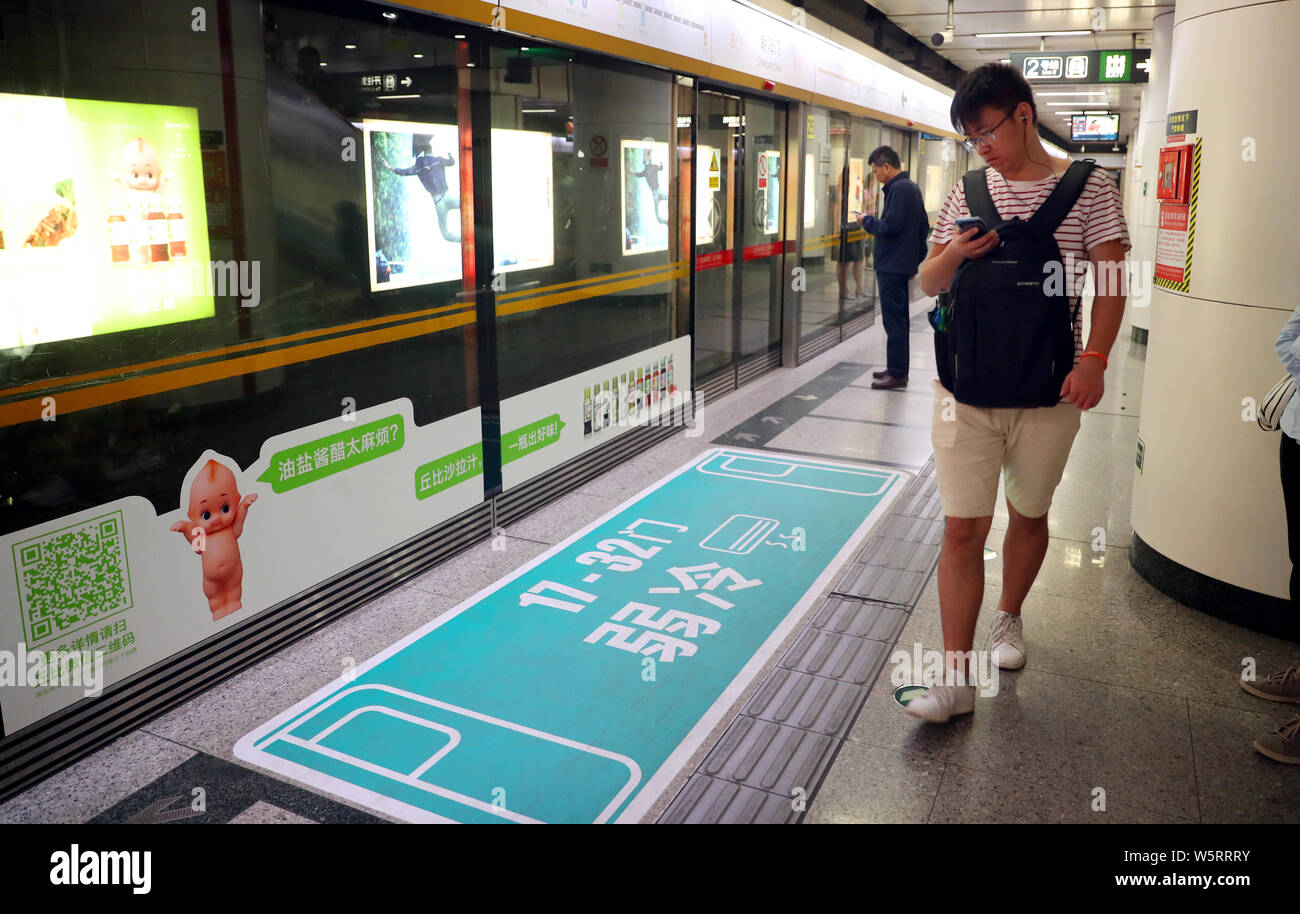 6 train subway logo hi-res stock photography and images - Alamy