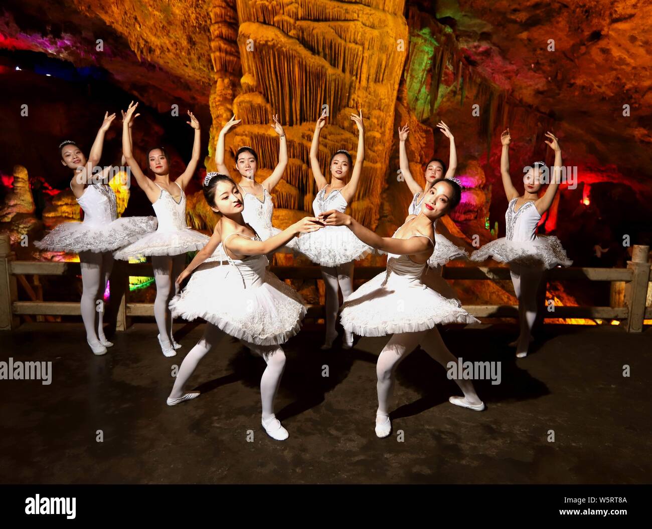 Chinese ballet girls hi-res stock photography and images - Alamy