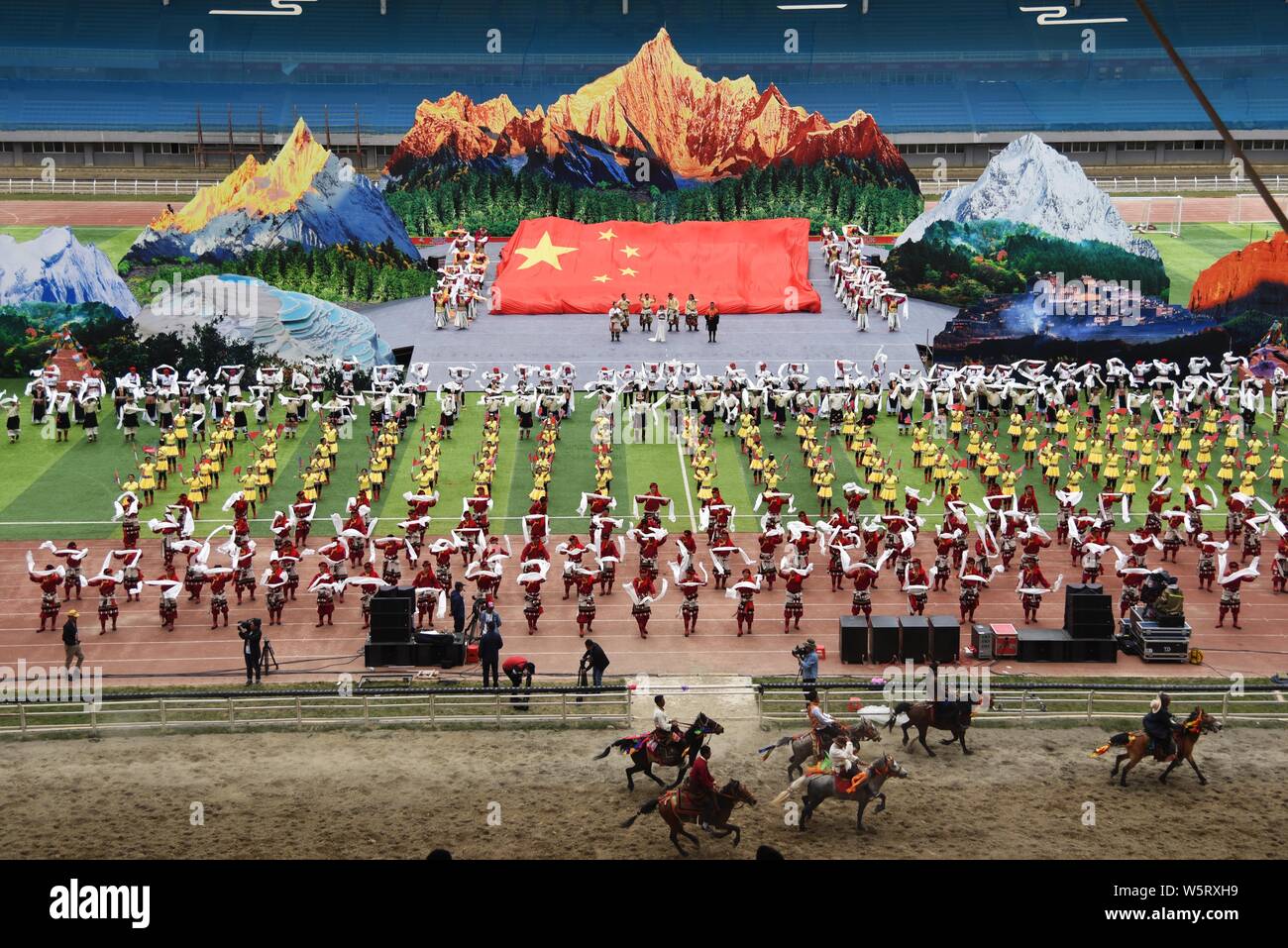 Horsemen take part in the annual Shangri-La Horse Racing Festival to ...