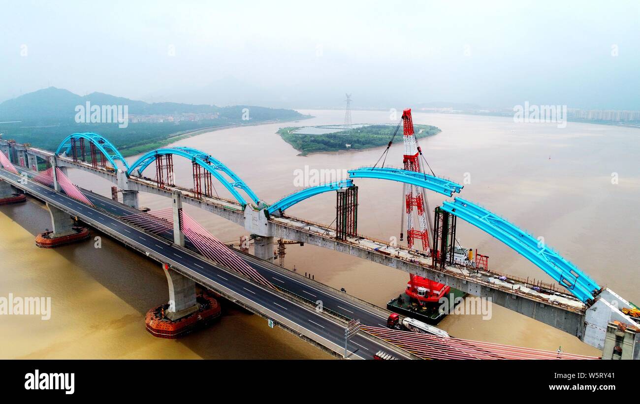 The Lingjiang River Grande Bridge is under construction in Taizhou city ...