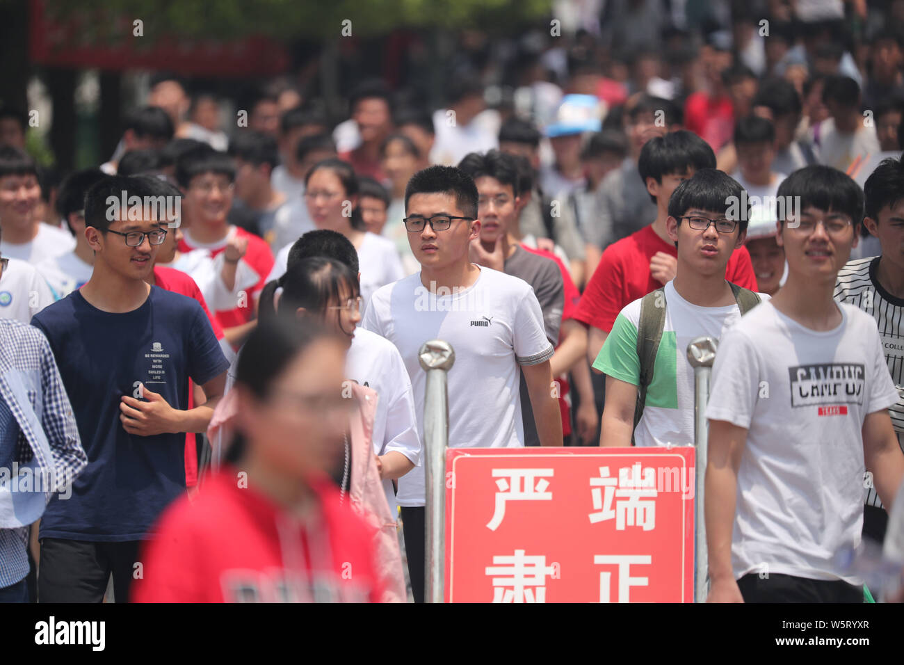 College student crowd hi-res stock photography and images - Alamy