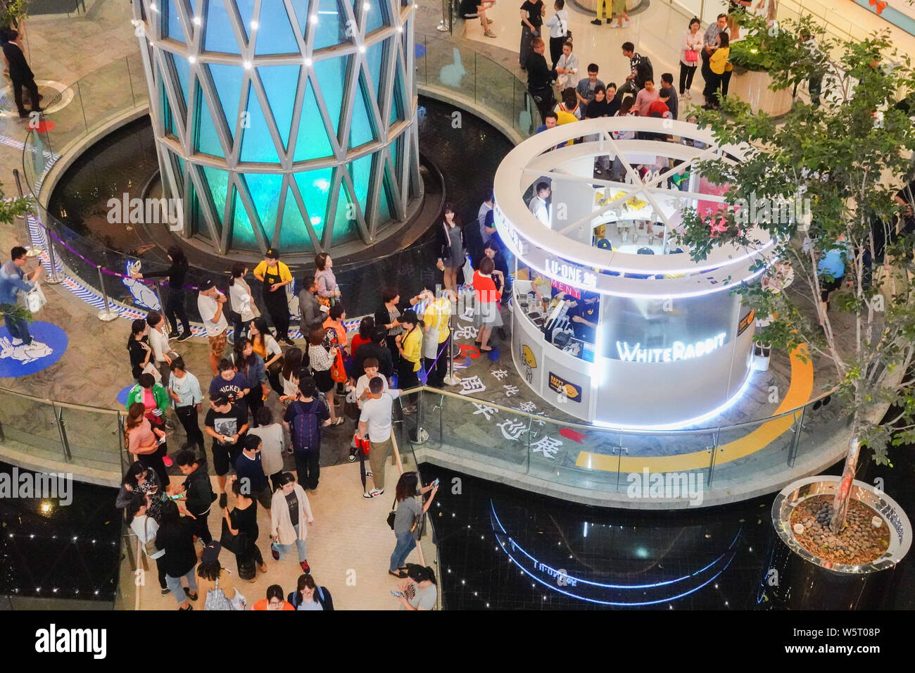 Customers queue up to buy drinks at a pop-up milk tea store of China's ...