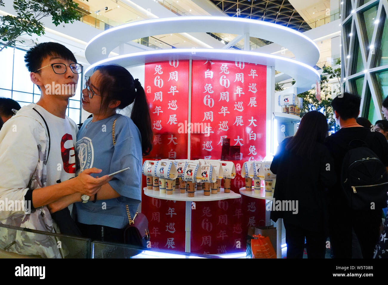 Customers queue up to buy drinks at a pop-up milk tea store of China's ...