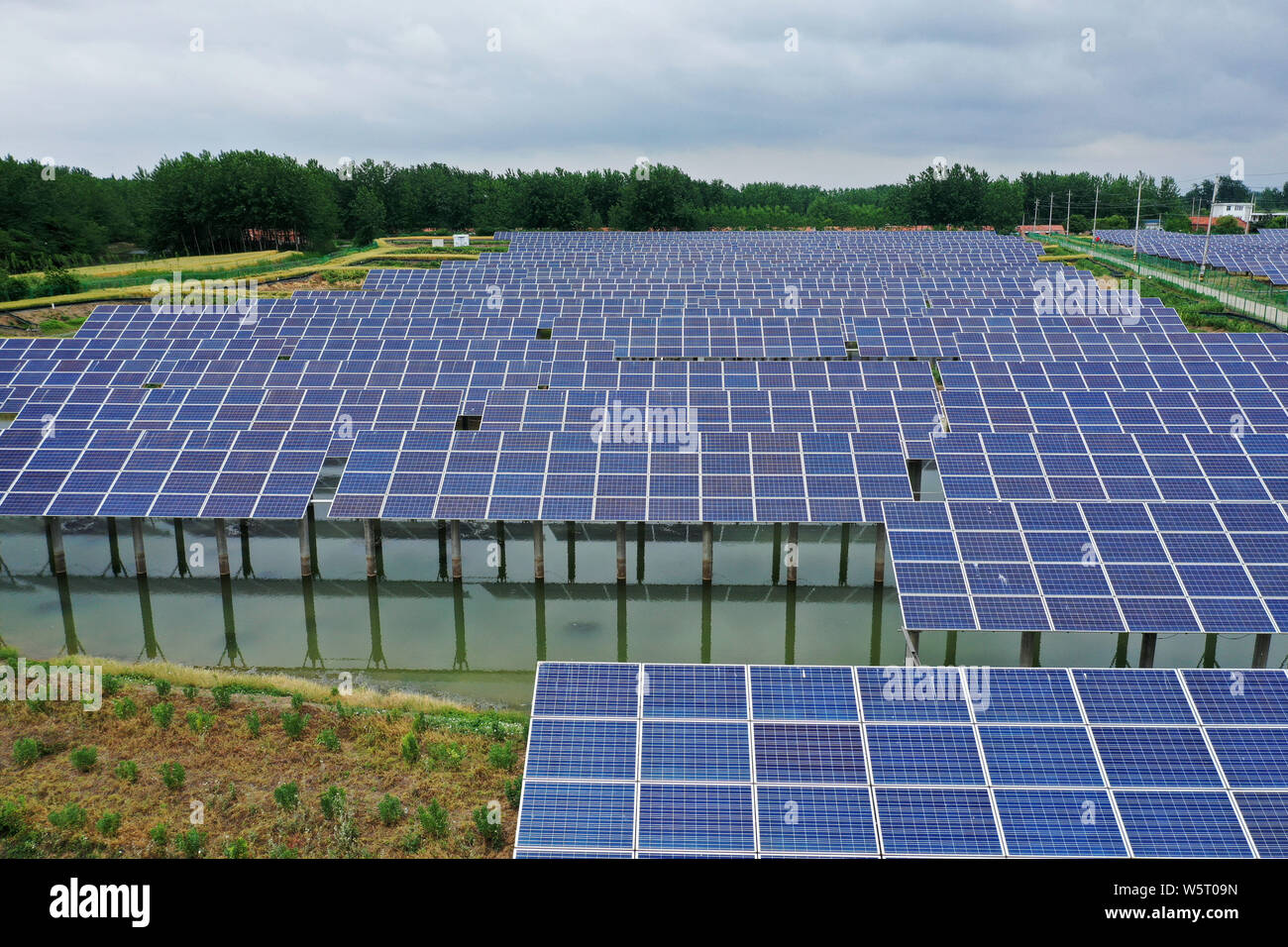 China floating solar farm hi-res stock photography and images - Alamy