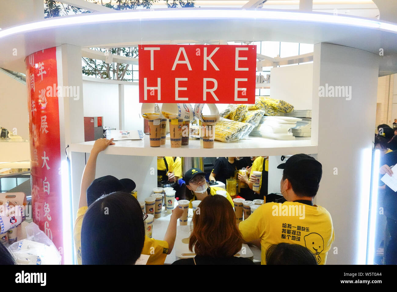 Customers queue up to buy drinks at a pop-up milk tea store of China's ...