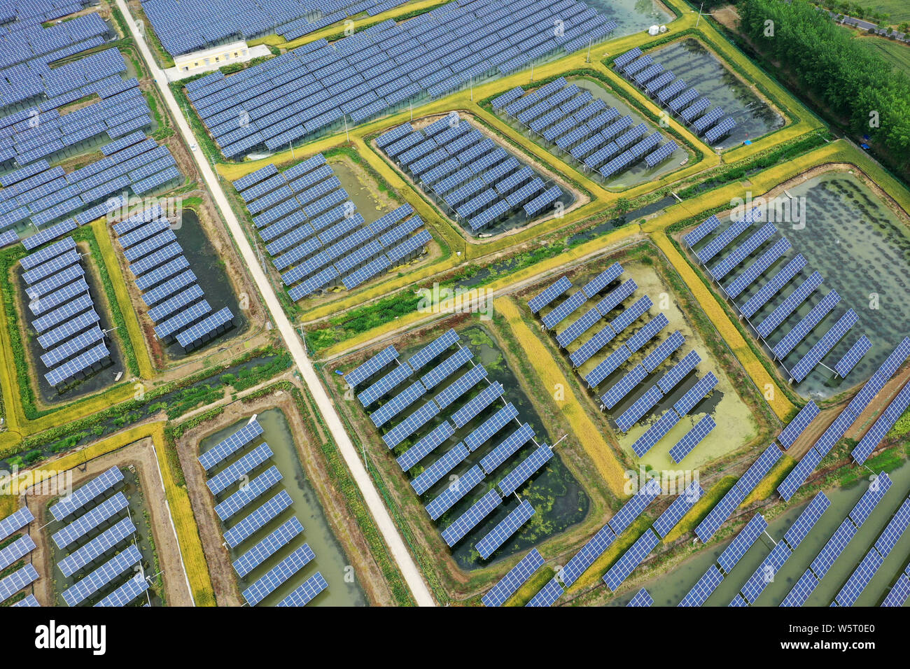 China floating solar farm hi-res stock photography and images - Alamy