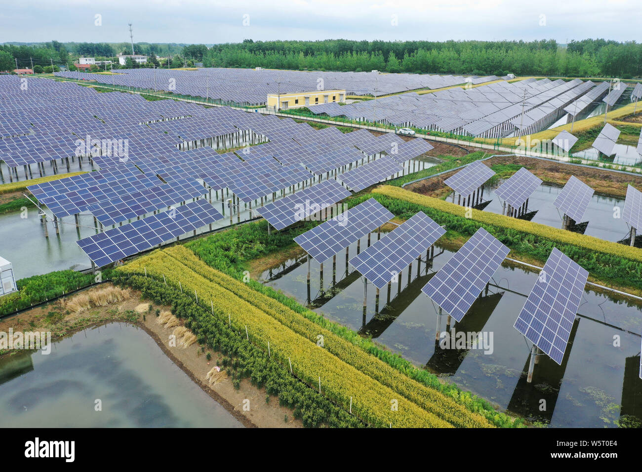 China floating solar farm hi-res stock photography and images - Alamy