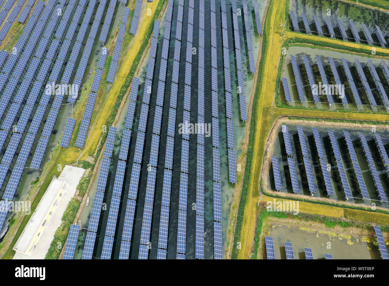 China floating solar farm hi-res stock photography and images - Alamy