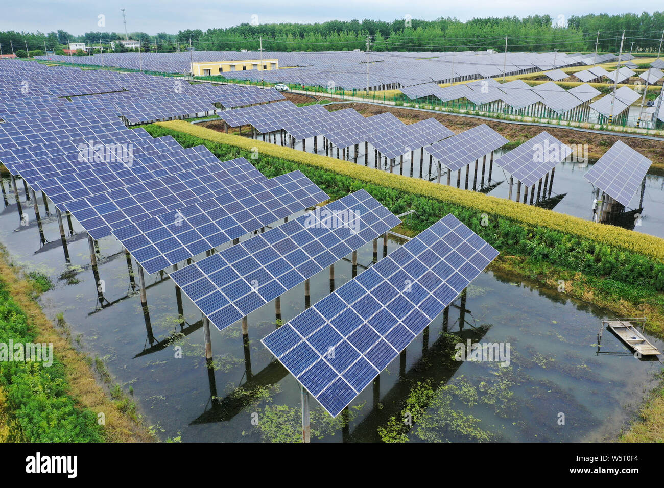 China floating solar farm hi-res stock photography and images - Alamy
