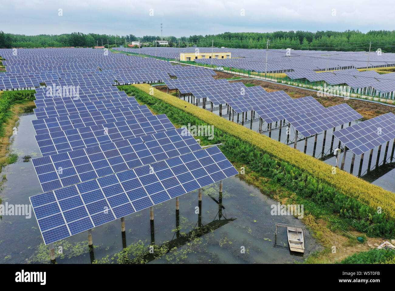 Solar energy farm hi-res stock photography and images - Alamy
