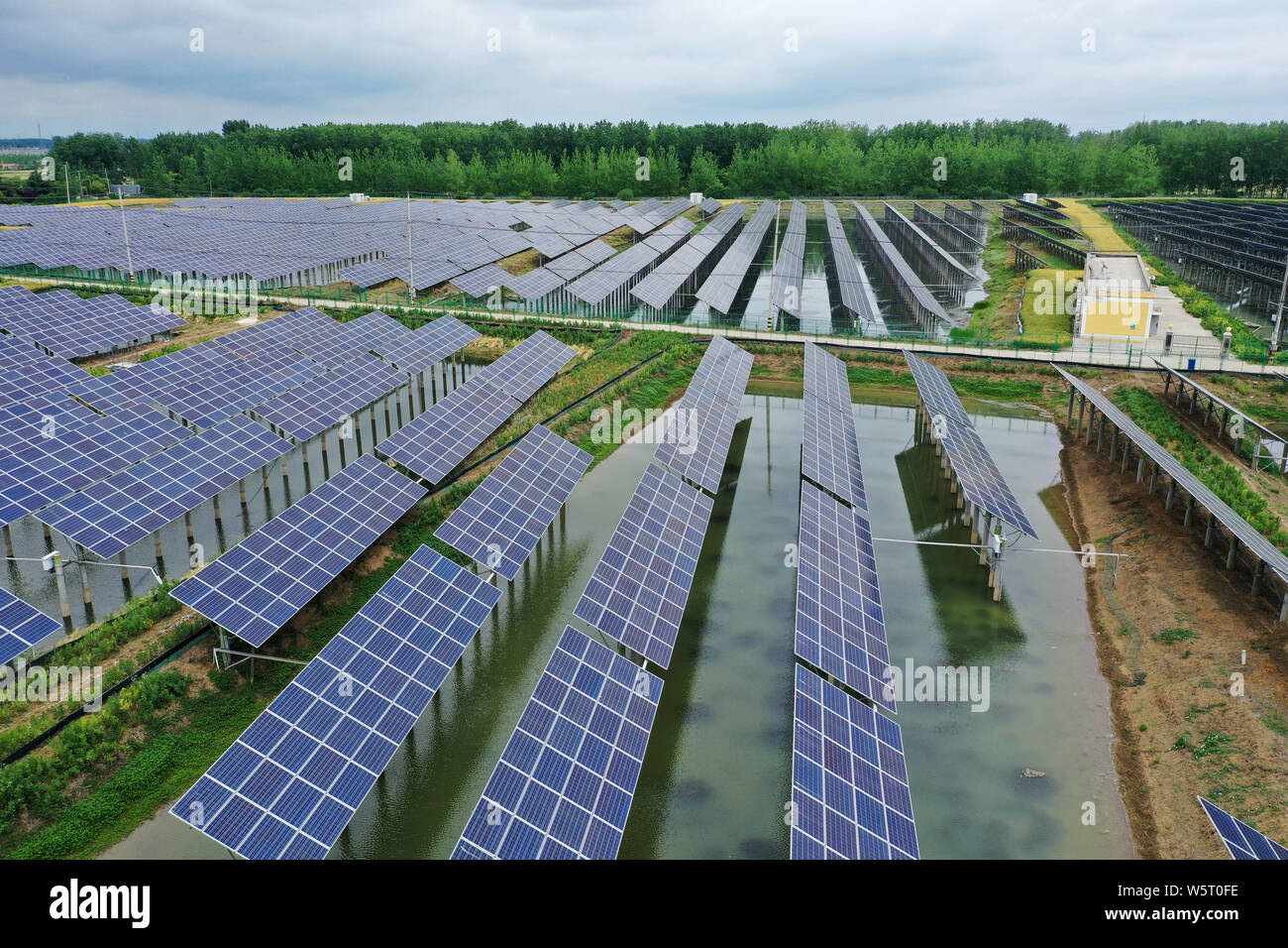 China floating solar farm hi-res stock photography and images - Alamy