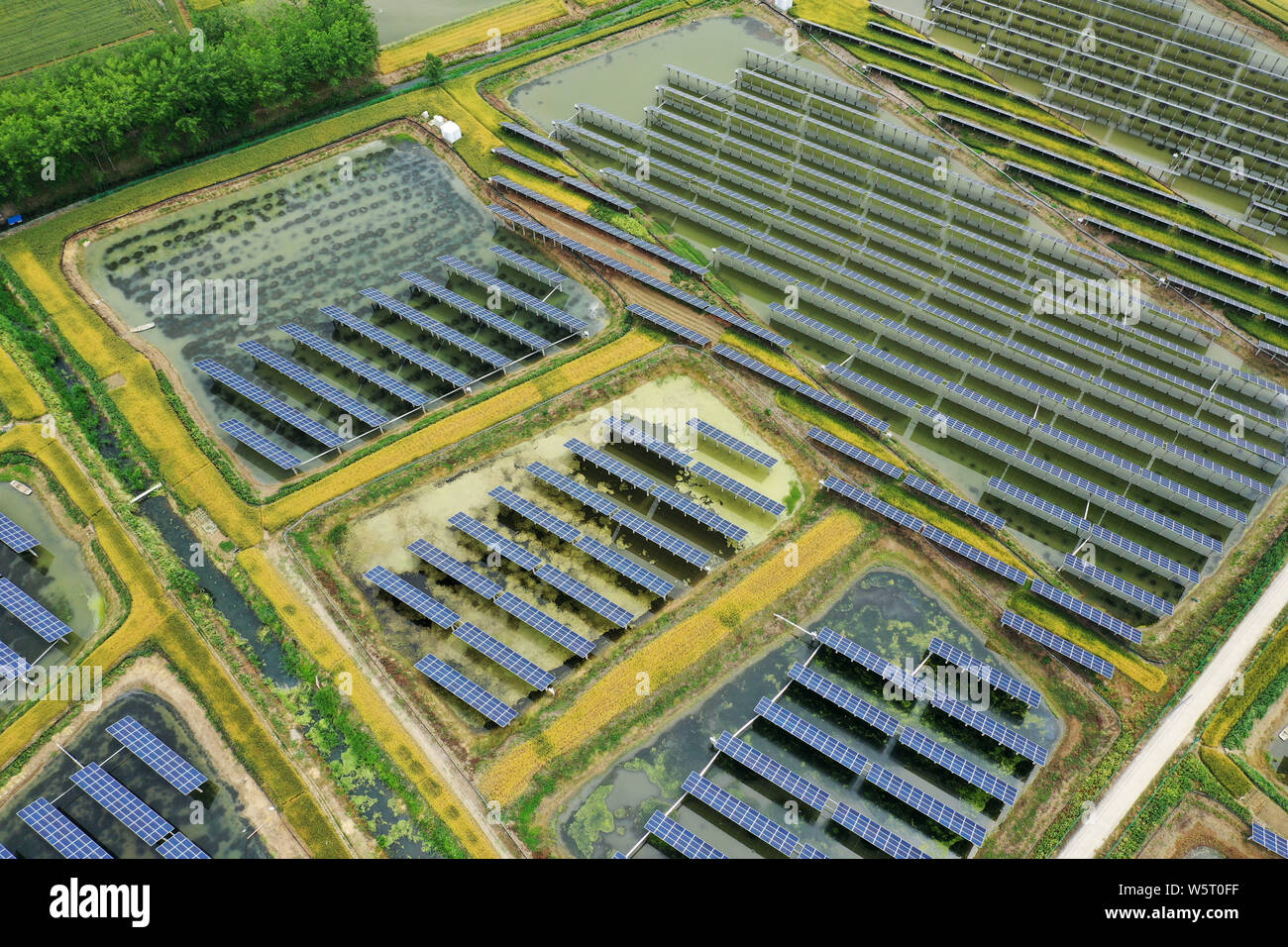 China floating solar farm hi-res stock photography and images - Alamy