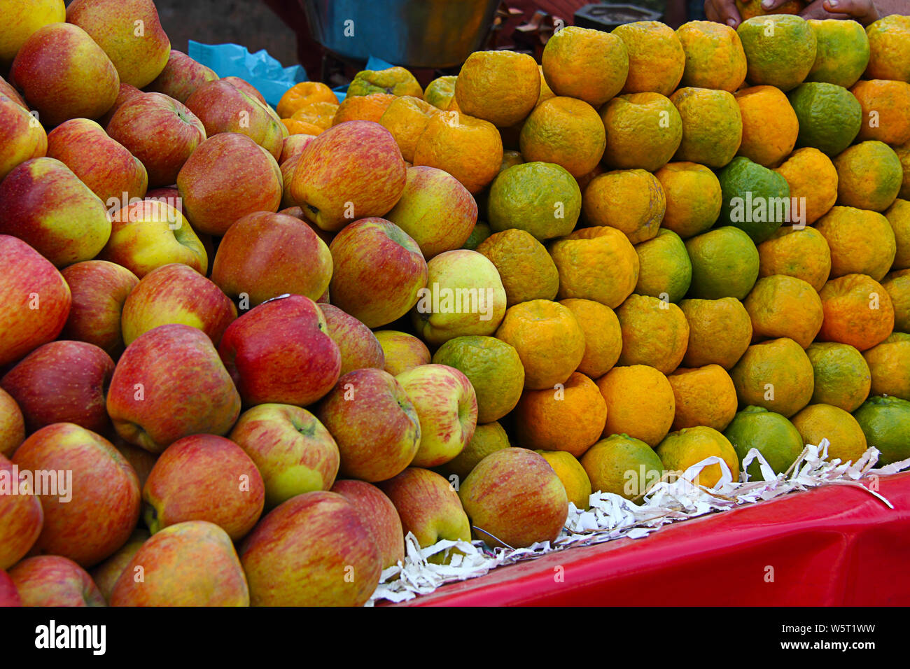 Apples and oranges at a market stall Stock Photo - Alamy
