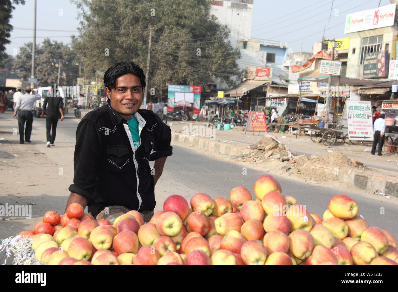 Vendor selling apples at a market stall Stock Photo - Alamy