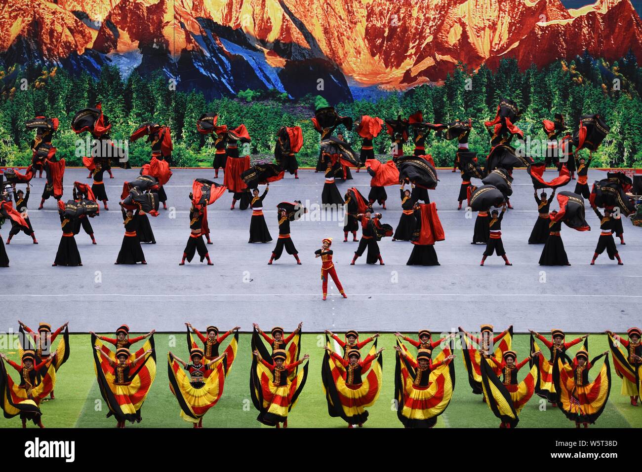 Horsemen take part in the annual Shangri-La Horse Racing Festival to ...