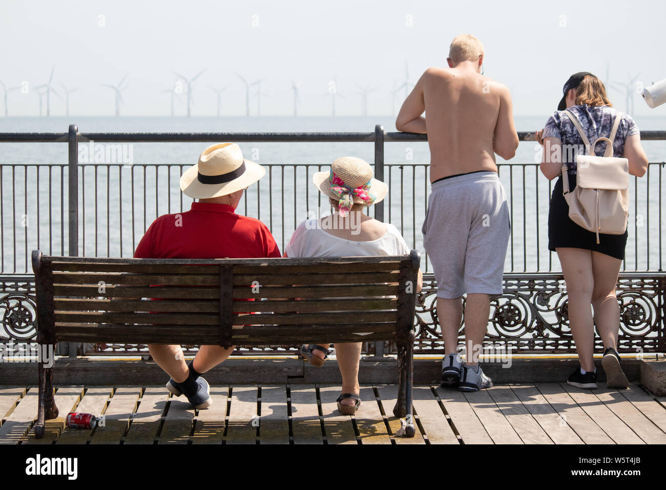 Hot weather people hi-res stock photography and images - Alamy