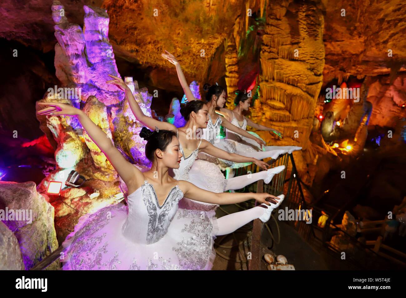 Chinese ballet girls hi-res stock photography and images - Alamy
