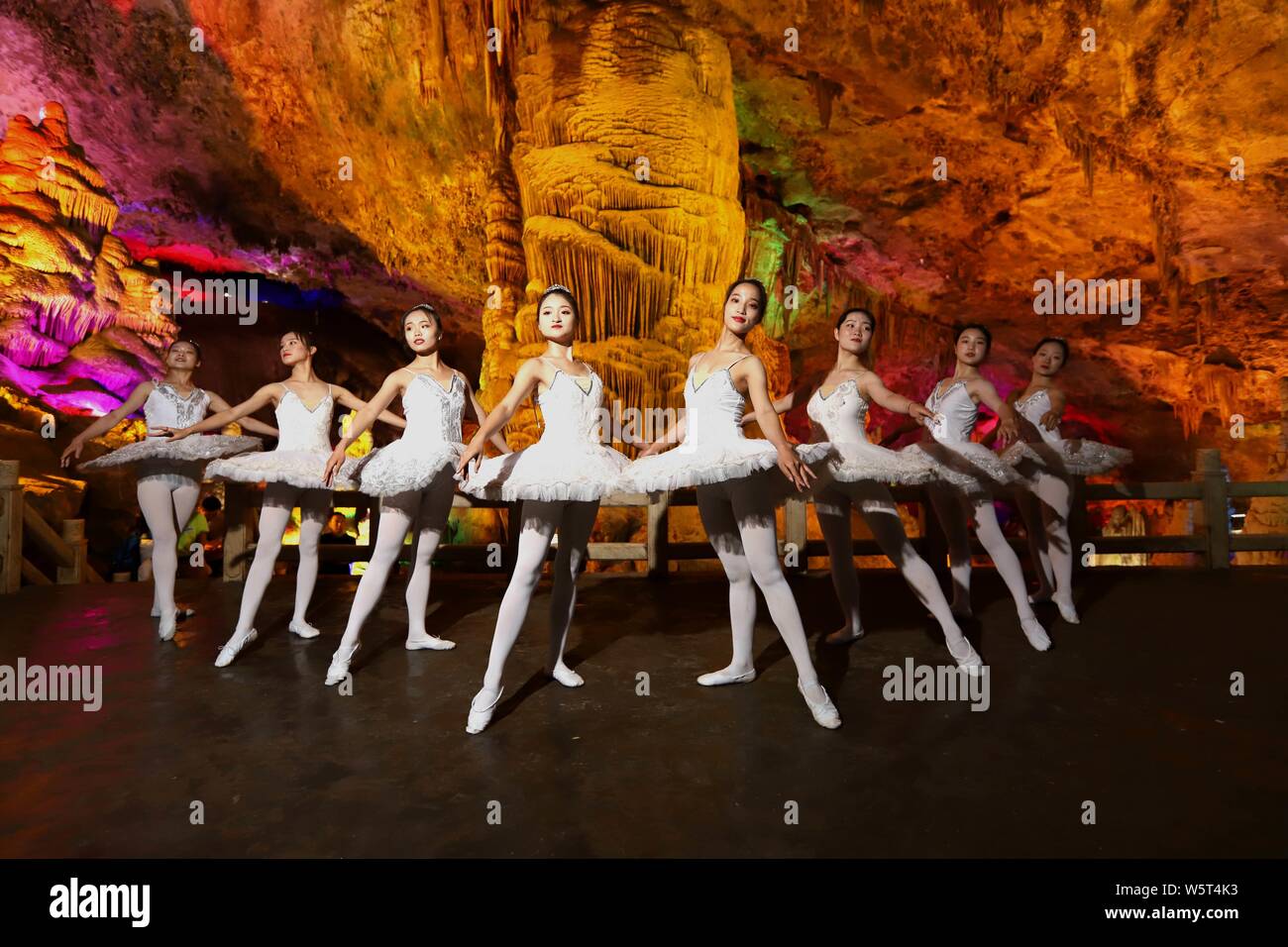 Chinese ballet girls hi-res stock photography and images - Alamy