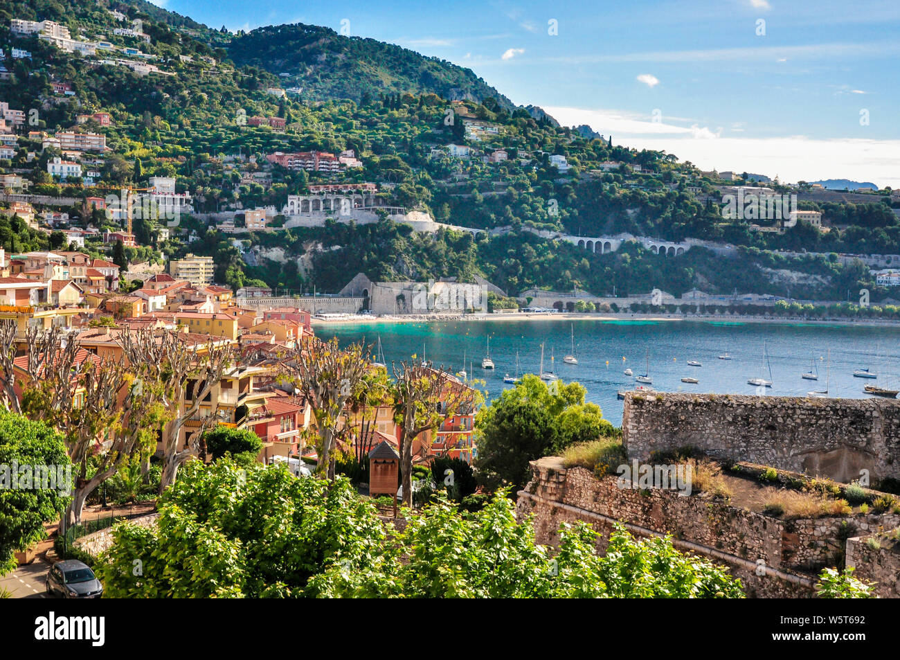 Beautiful turquoise water bay with yachts and beach of Villefranche-sur ...