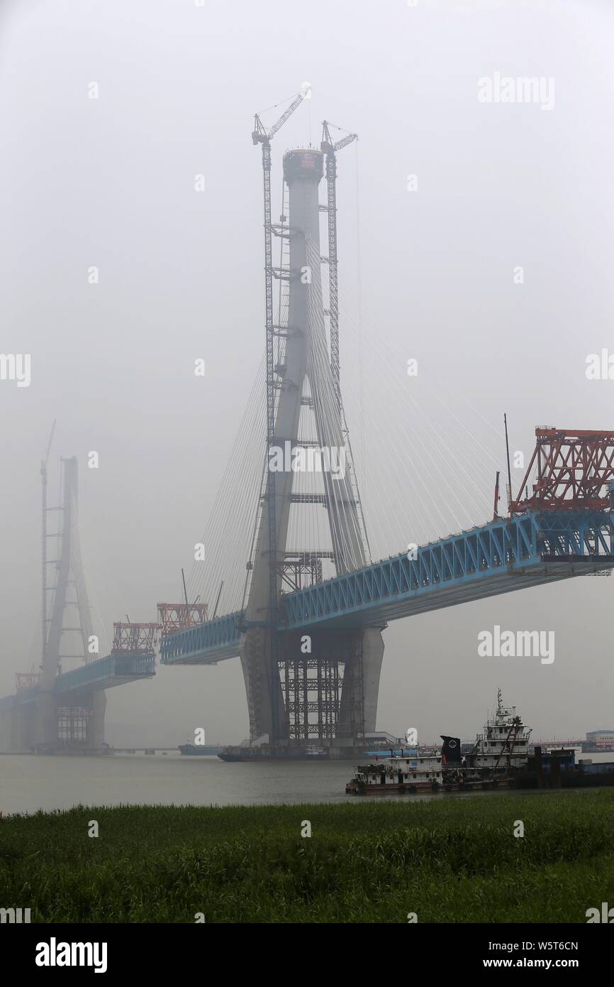 The world's longest cable-stayed bridge, the Hutong (Shanghai-Nantong ...