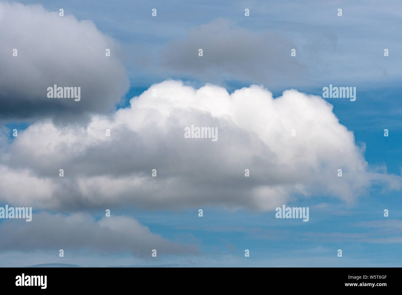 White clouds moving across sky hi-res stock photography and images - Alamy