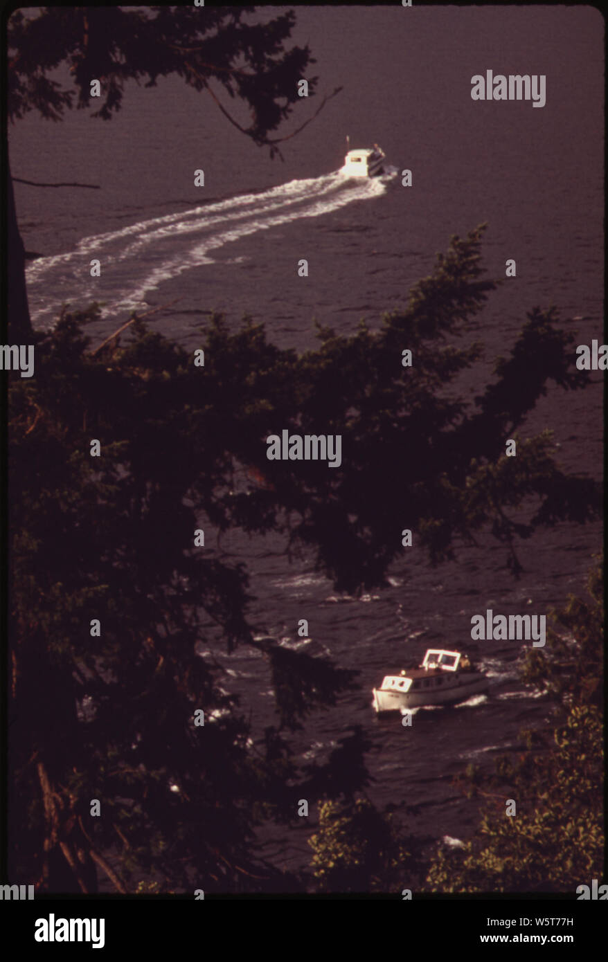 PLEASURE BOATS ON PUGET SOUND OFF POINT DEFIANCE Stock Photo - Alamy