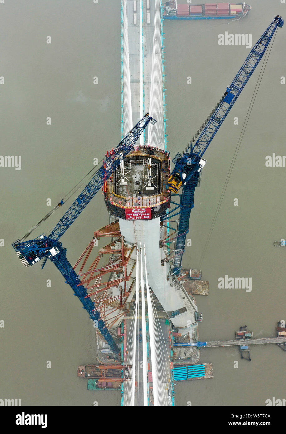 The world's longest cable-stayed bridge, the Hutong (Shanghai-Nantong ...